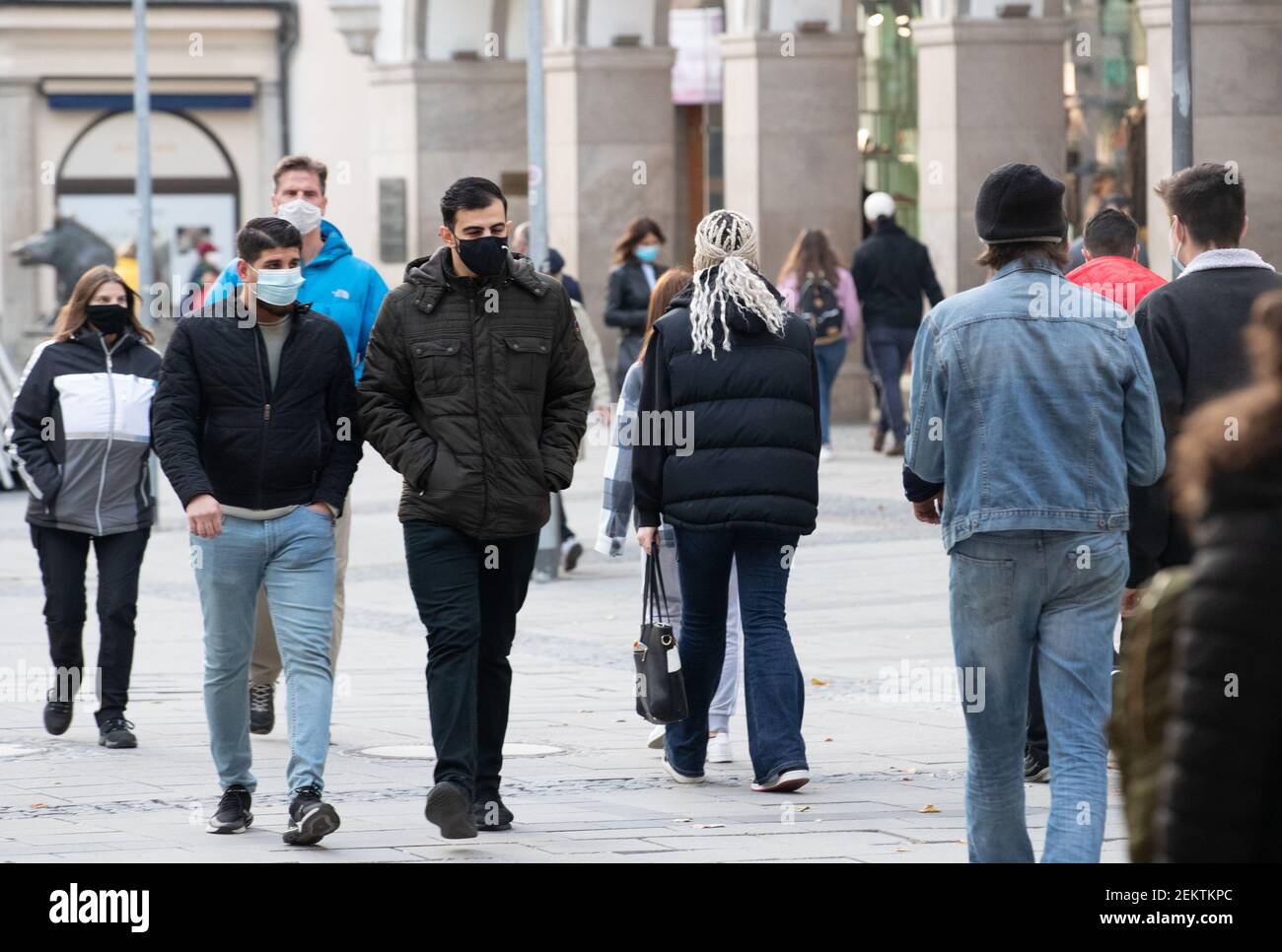 Menschen unterwegs mit Masken am 19. Oktober 2020 in der FuÃŸgÃ ...