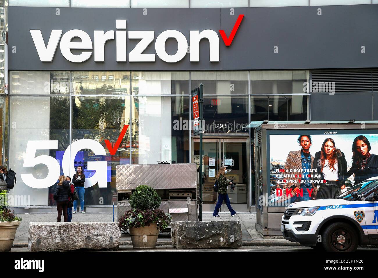 Verizon logo and store seen in Midtown. (Photo by John Lamparski / SOPA ...