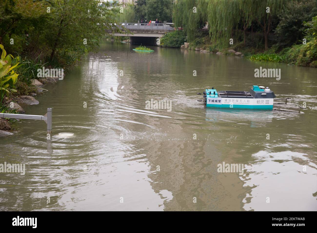 A driverless boat has been put into use in the river of Henghe Gang ...