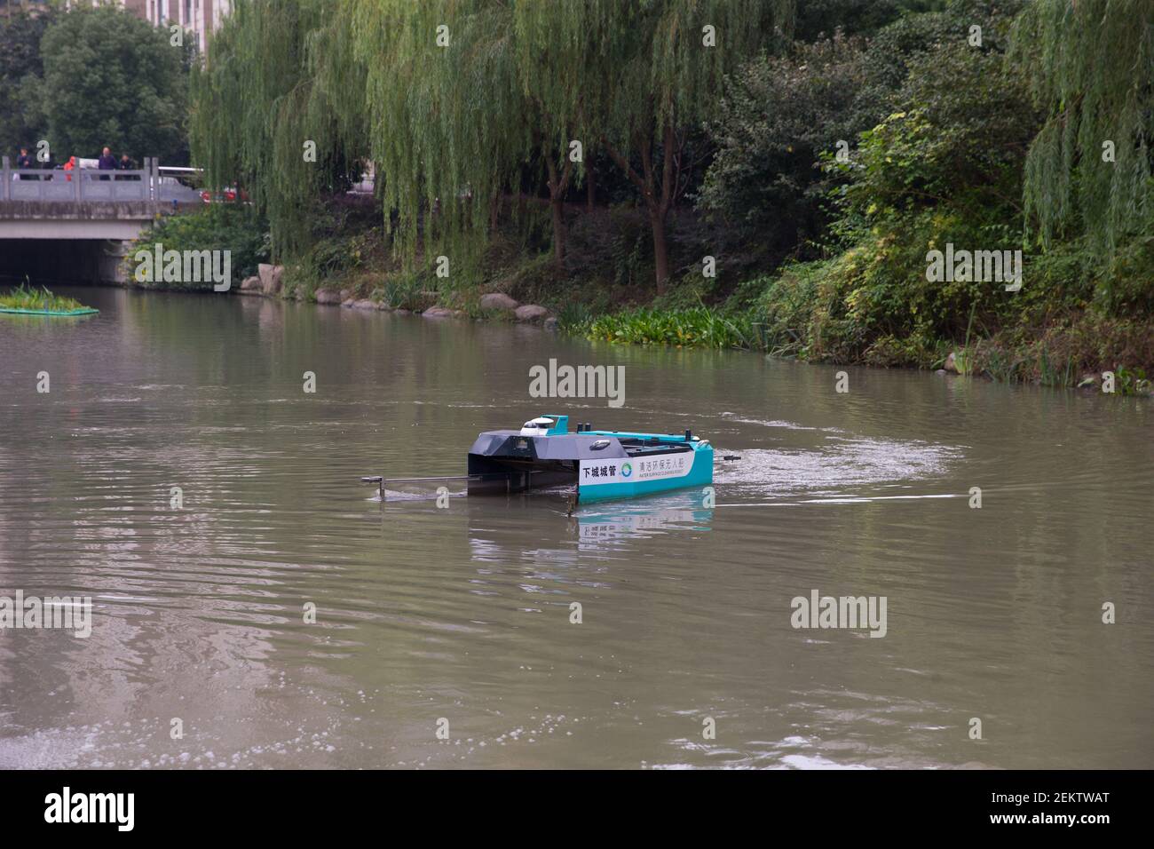 A driverless boat has been put into use in the river of Henghe Gang ...