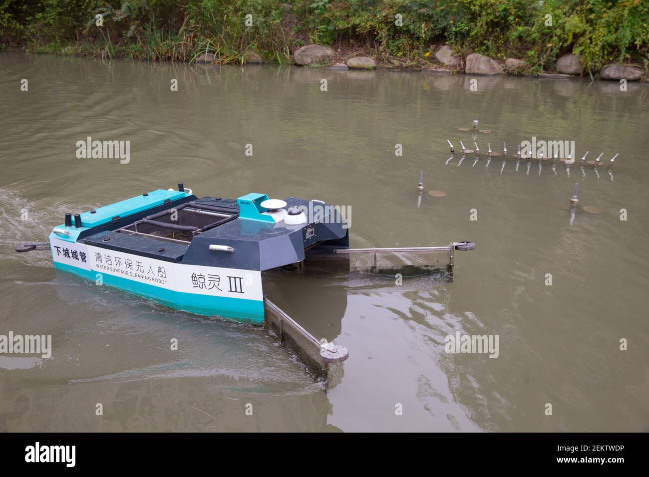 A driverless boat has been put into use in the river of Henghe Gang ...