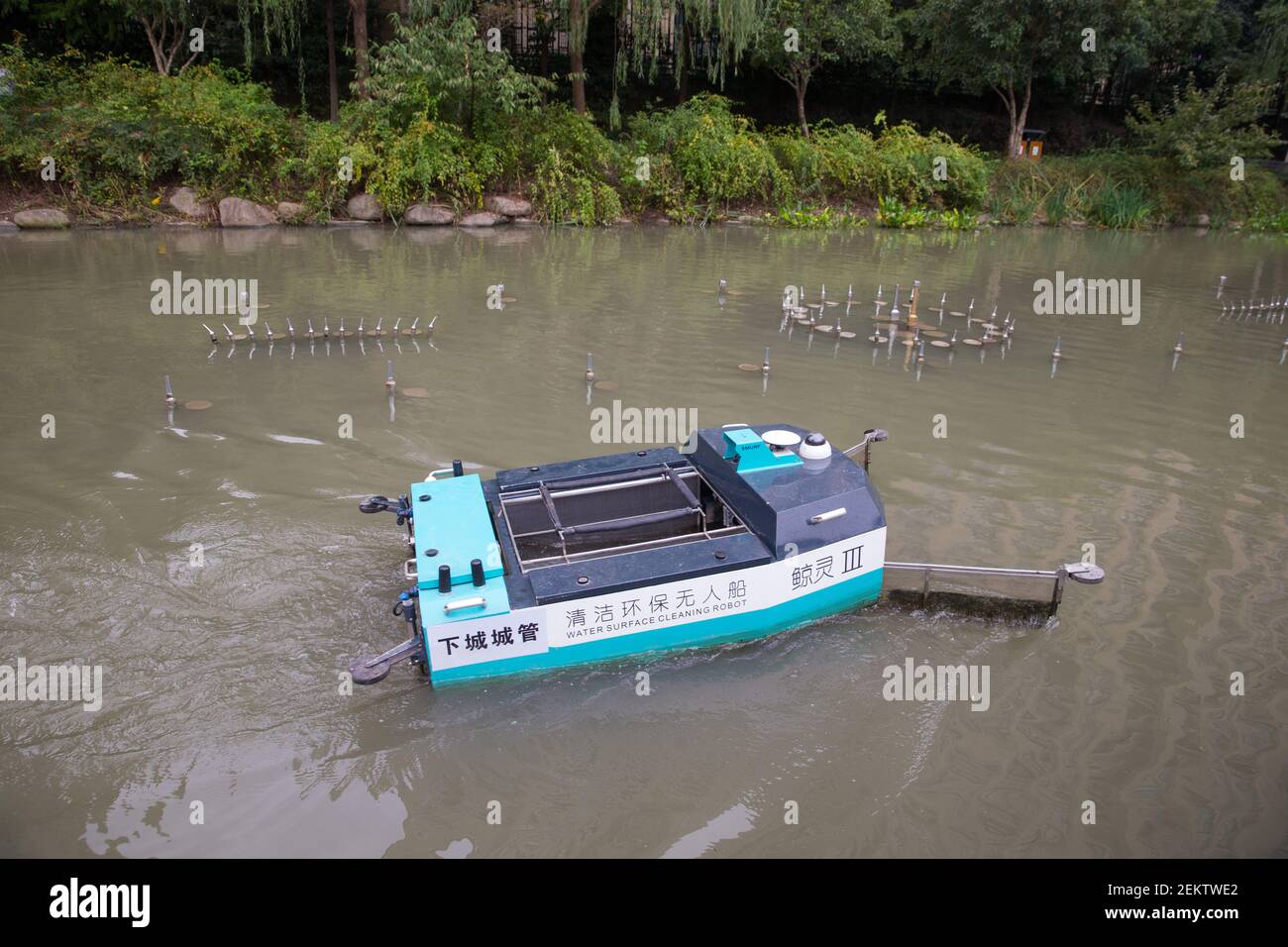 A driverless boat has been put into use in the river of Henghe Gang ...