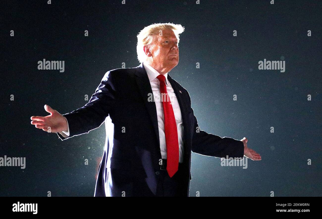 President Donald Trump waves goodbye to cheering supporters as he ...