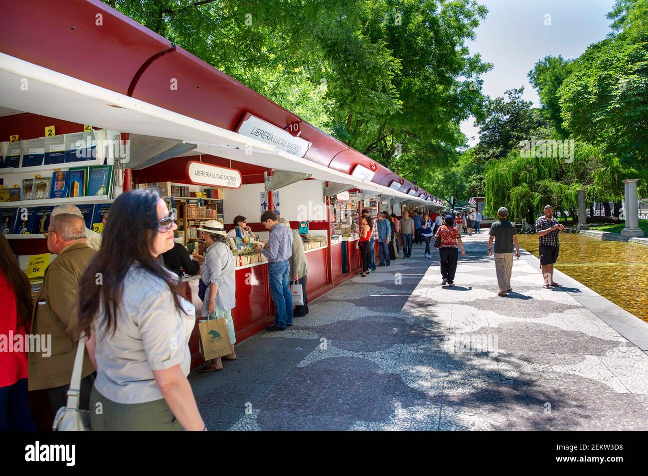 Books stalls hi-res stock photography and images - Alamy