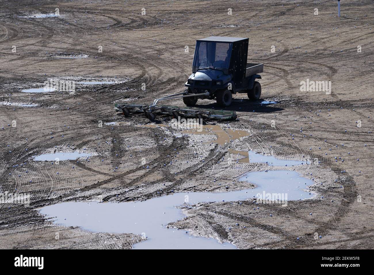 Golf driving ball mud hi-res stock photography and images - Alamy