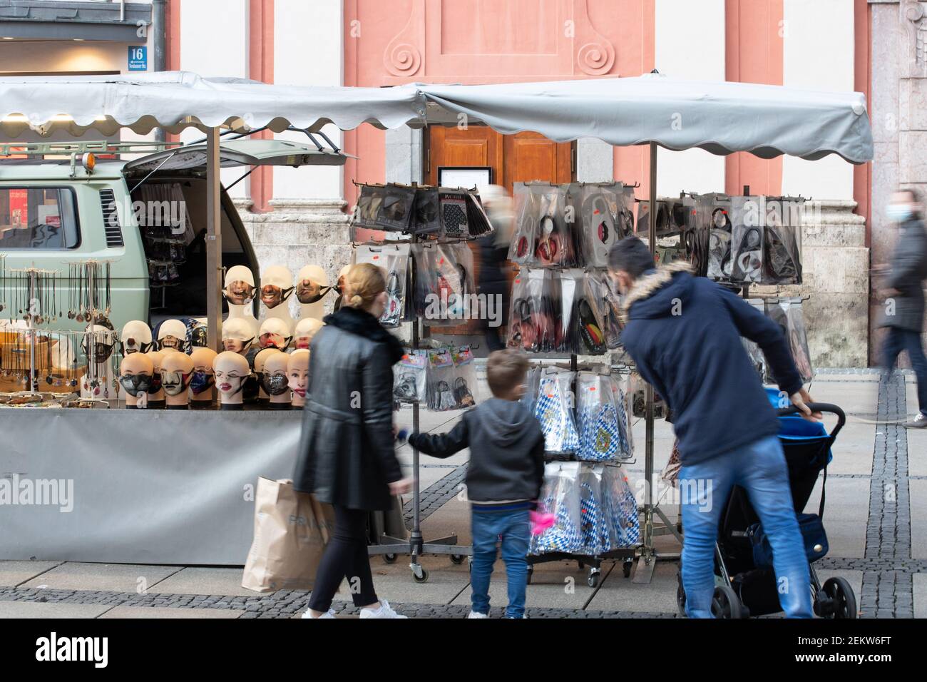 Menschen unterwegs mit Masken am 24. Oktober 2020 in der vollen FuÃŸgÃ ...