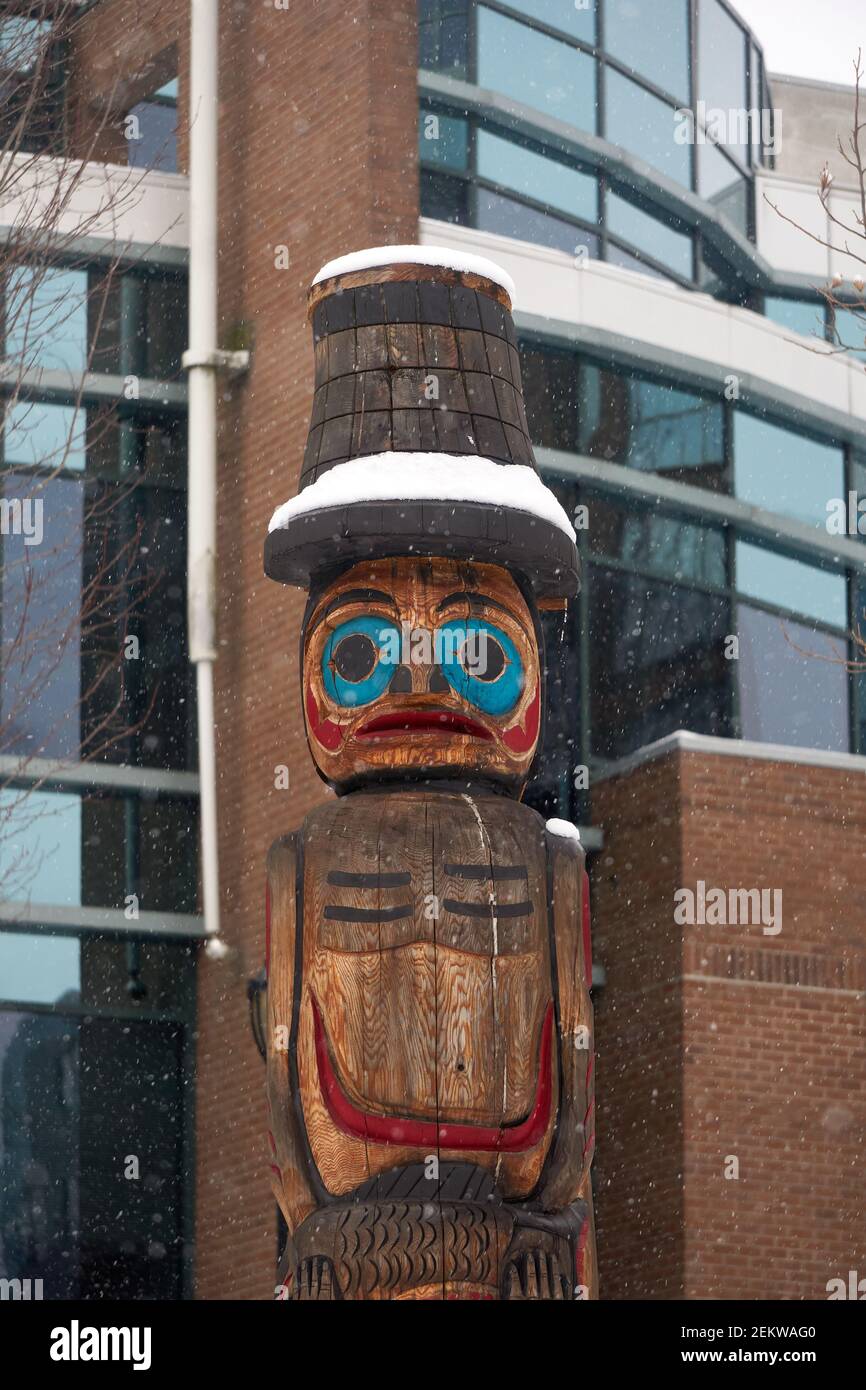 First nations carving canada hi-res stock photography and images - Alamy