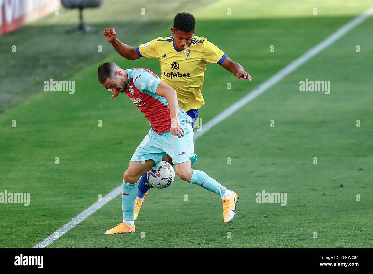 Anthony Lozano of Cadiz CF and Moi Gomez of Villarreal CF during the La ...
