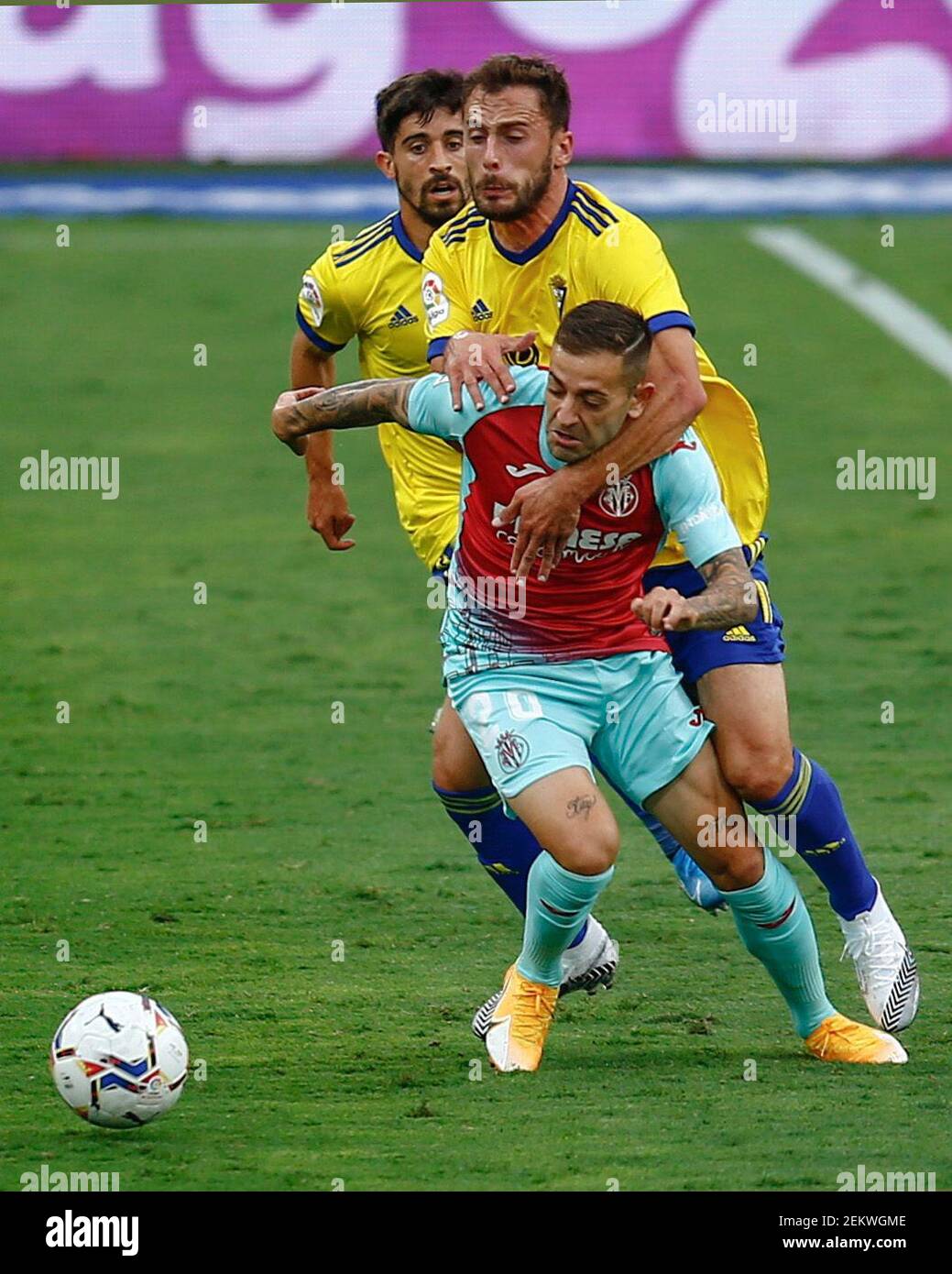 Ruben Pe?a of Villarreal CF and Filip Malbasic of Cadiz CF during the ...