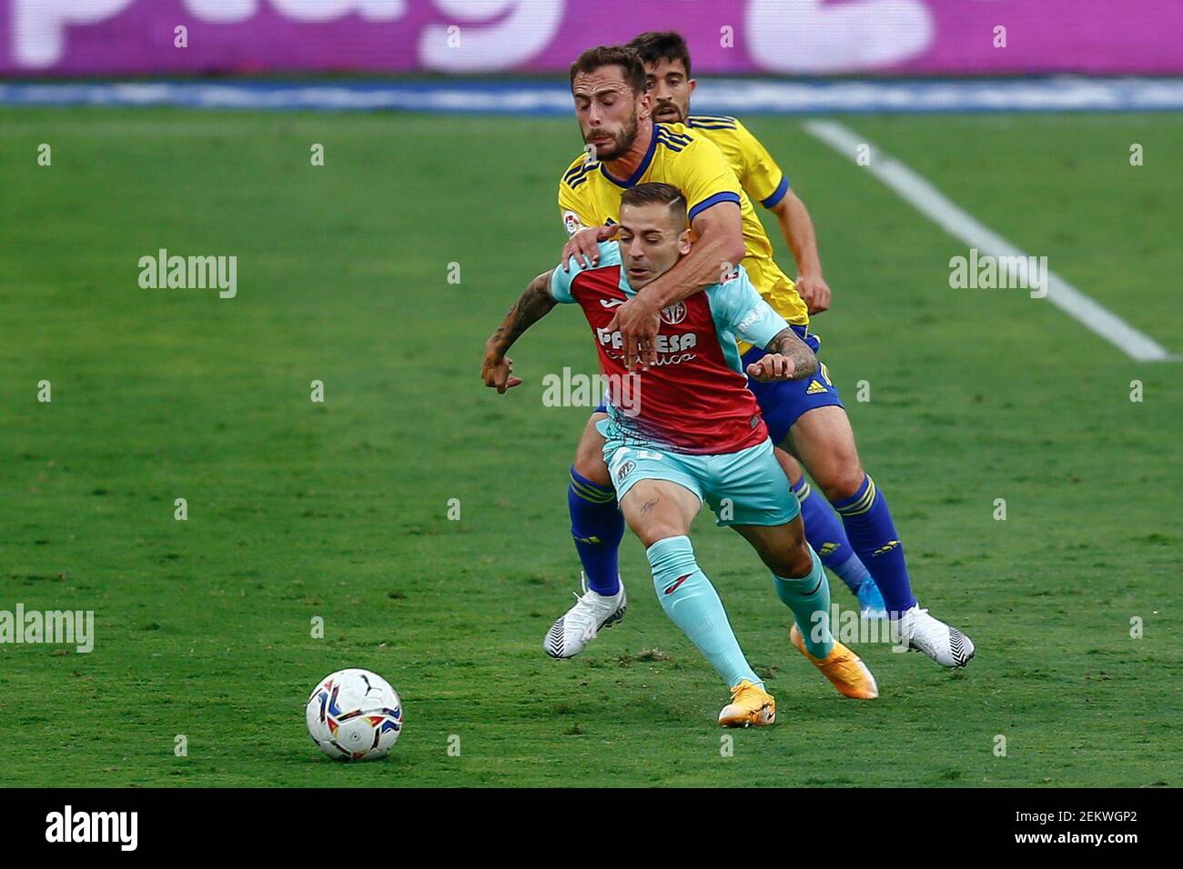 Ruben Pe?a of Villarreal CF and Filip Malbasic of Cadiz CF during the ...