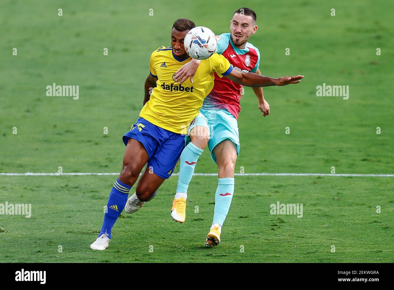 Carlos Akapo of Cadiz CF and Moi Gomez of Villarreal CF during the La ...
