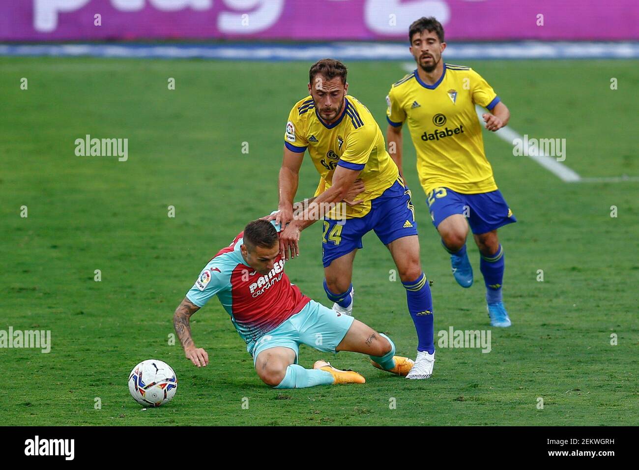 Ruben Pe?a of Villarreal CF and Filip Malbasic of Cadiz CF during the ...