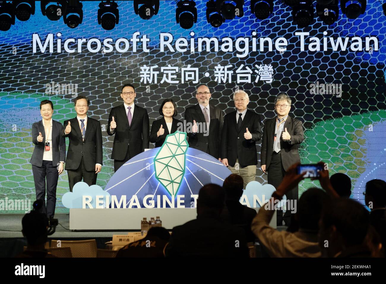 Taiwan President Tsai Ing-Wen (C) and Microsoft General Manager in ...
