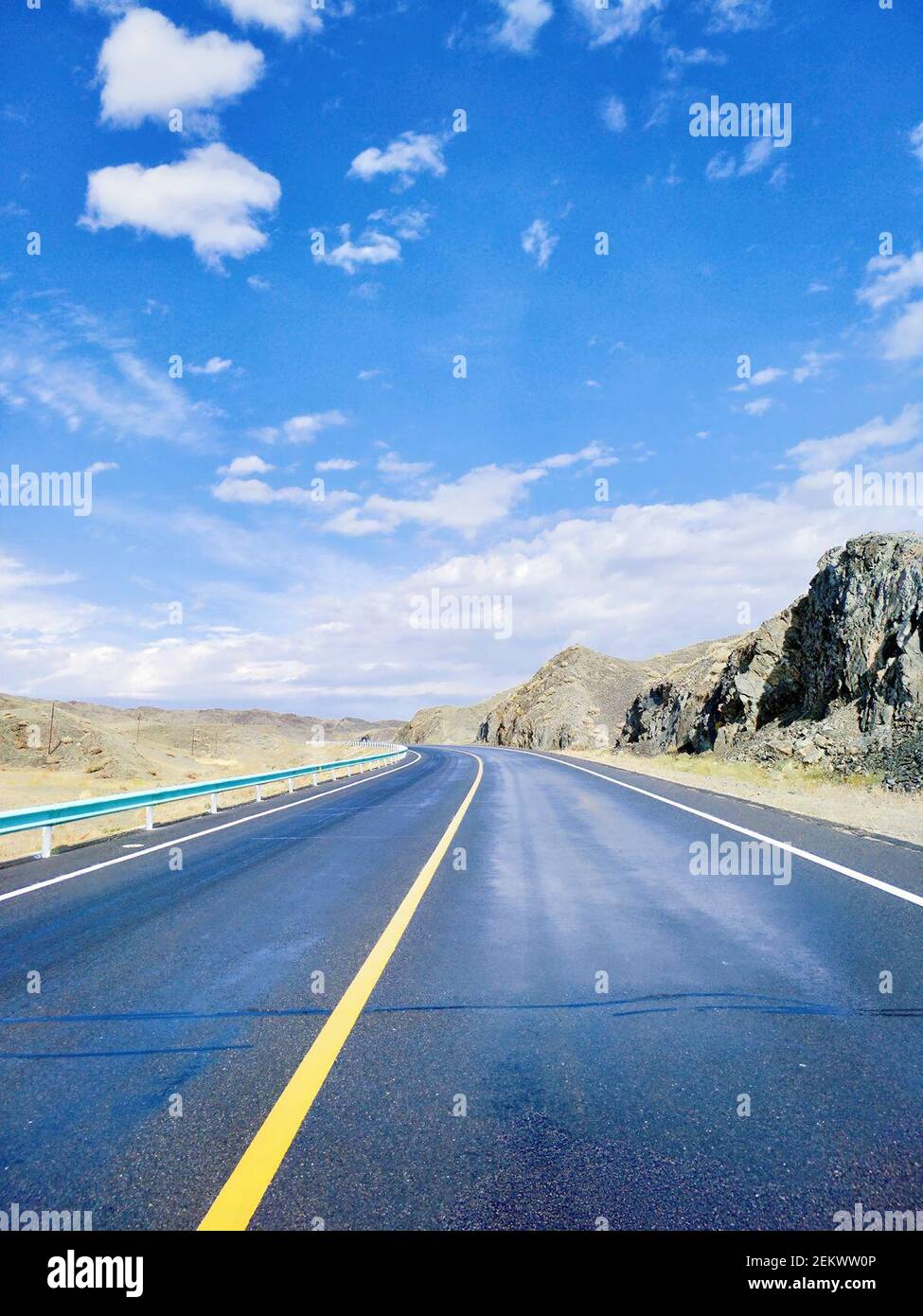 The beautiful autumn scenery which attracts tourists in Altay ...