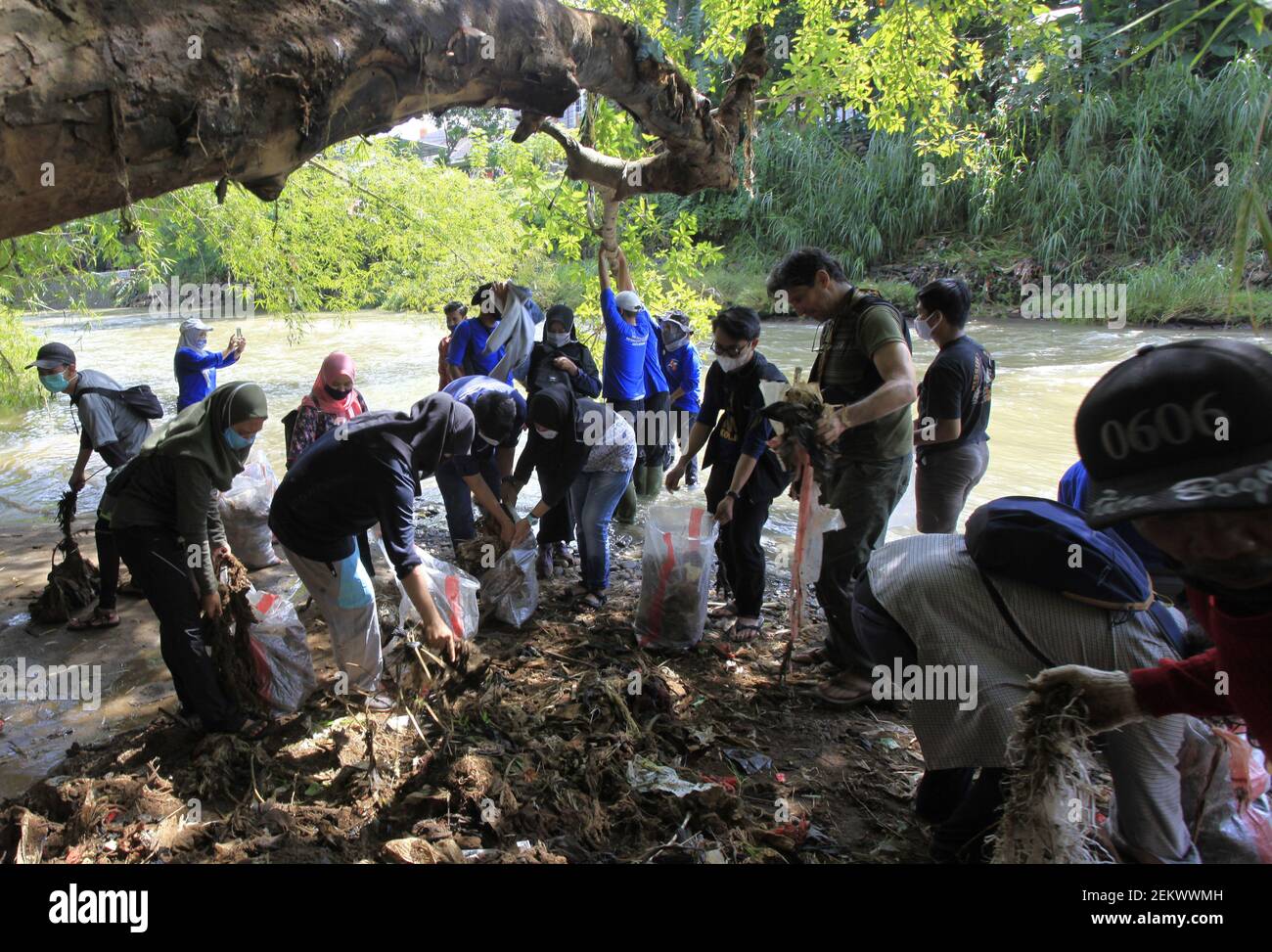 Indonesian Environmental volunteers collects garbage during commemorate ...