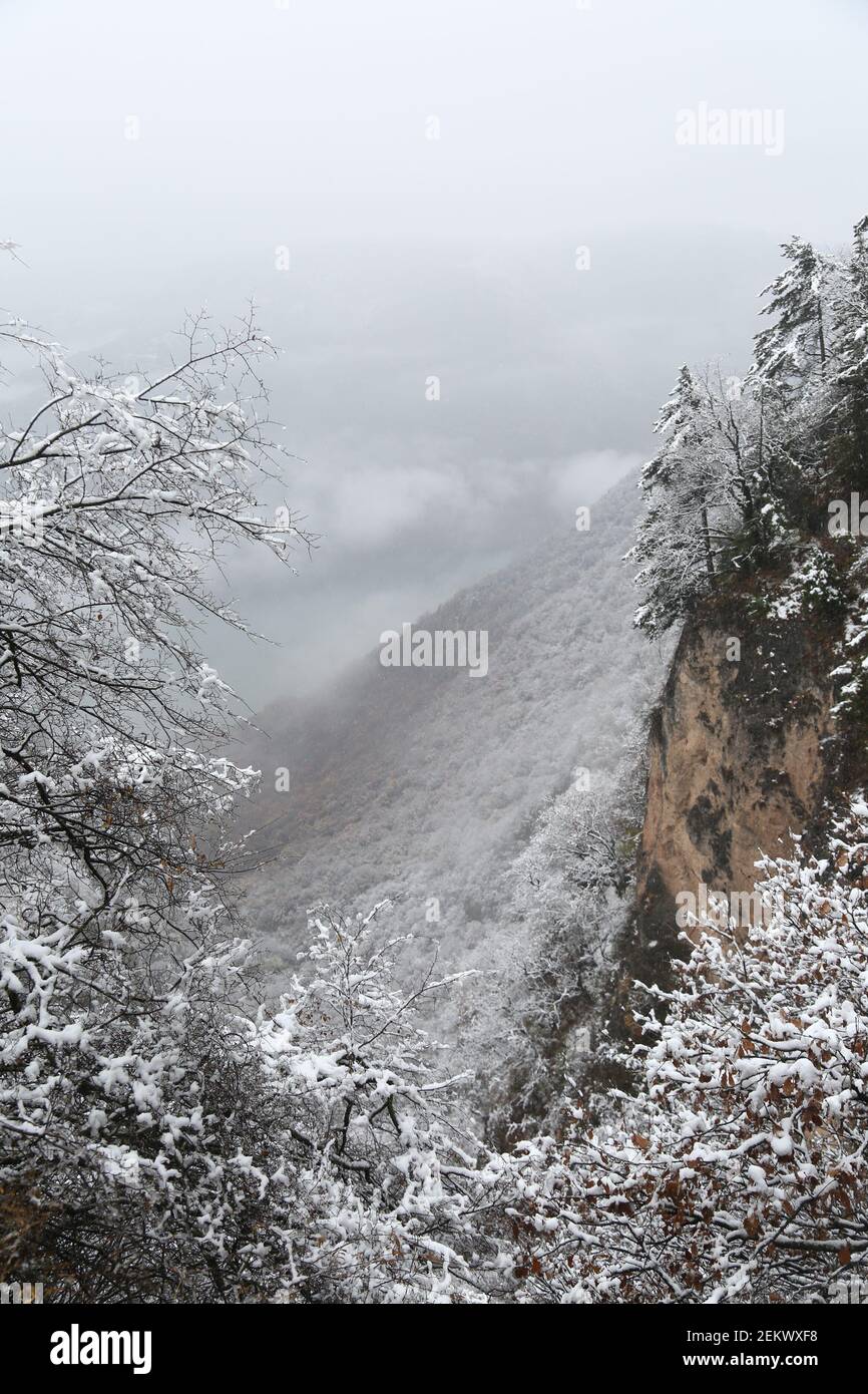 The first snow scenery of Kongtong mountain in Pingliang city ...