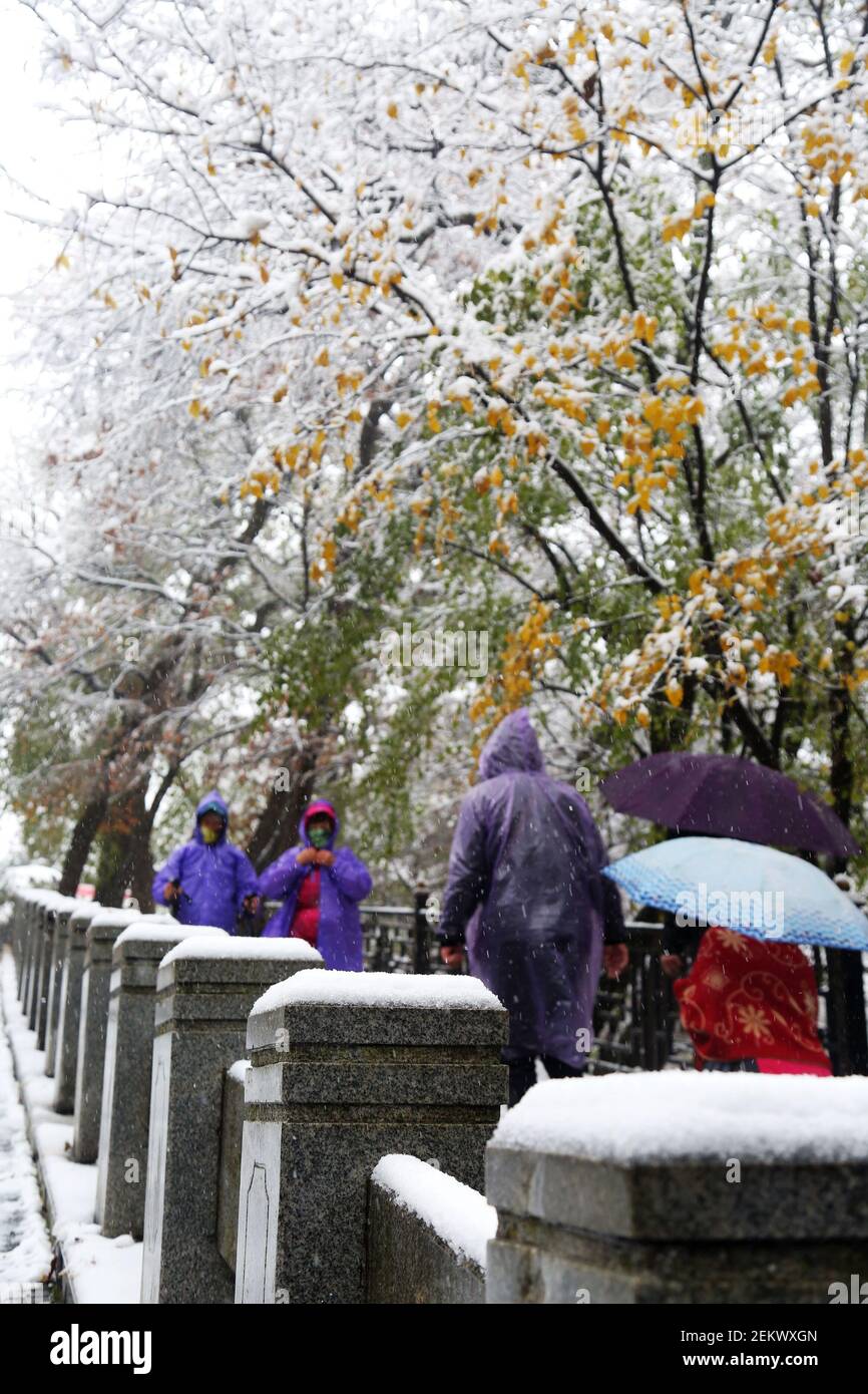 The first snow scenery of Kongtong mountain in Pingliang city ...