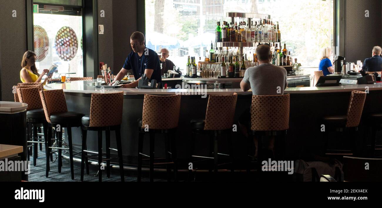 Hotel bar hi-res stock photography and images - Alamy