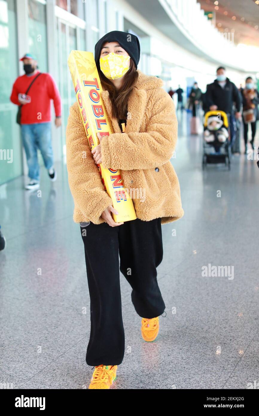 Chinese actress Liu Yun holds a rare 9-kilogram Toblerone chocolate ...