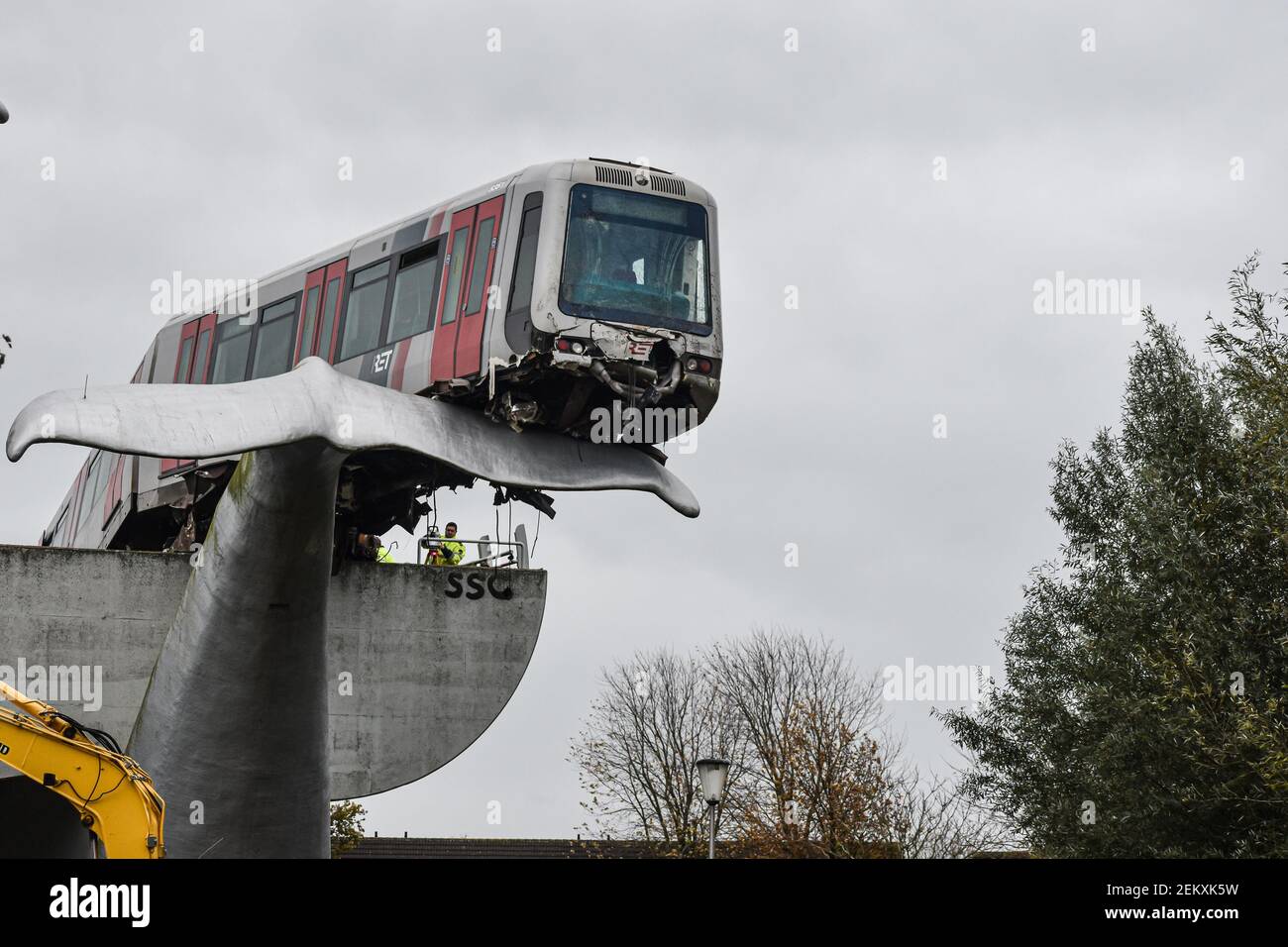 SPIJKENISSE, 2-11-2020, Metro rijdt in Spijkenisse door stopblok en ...