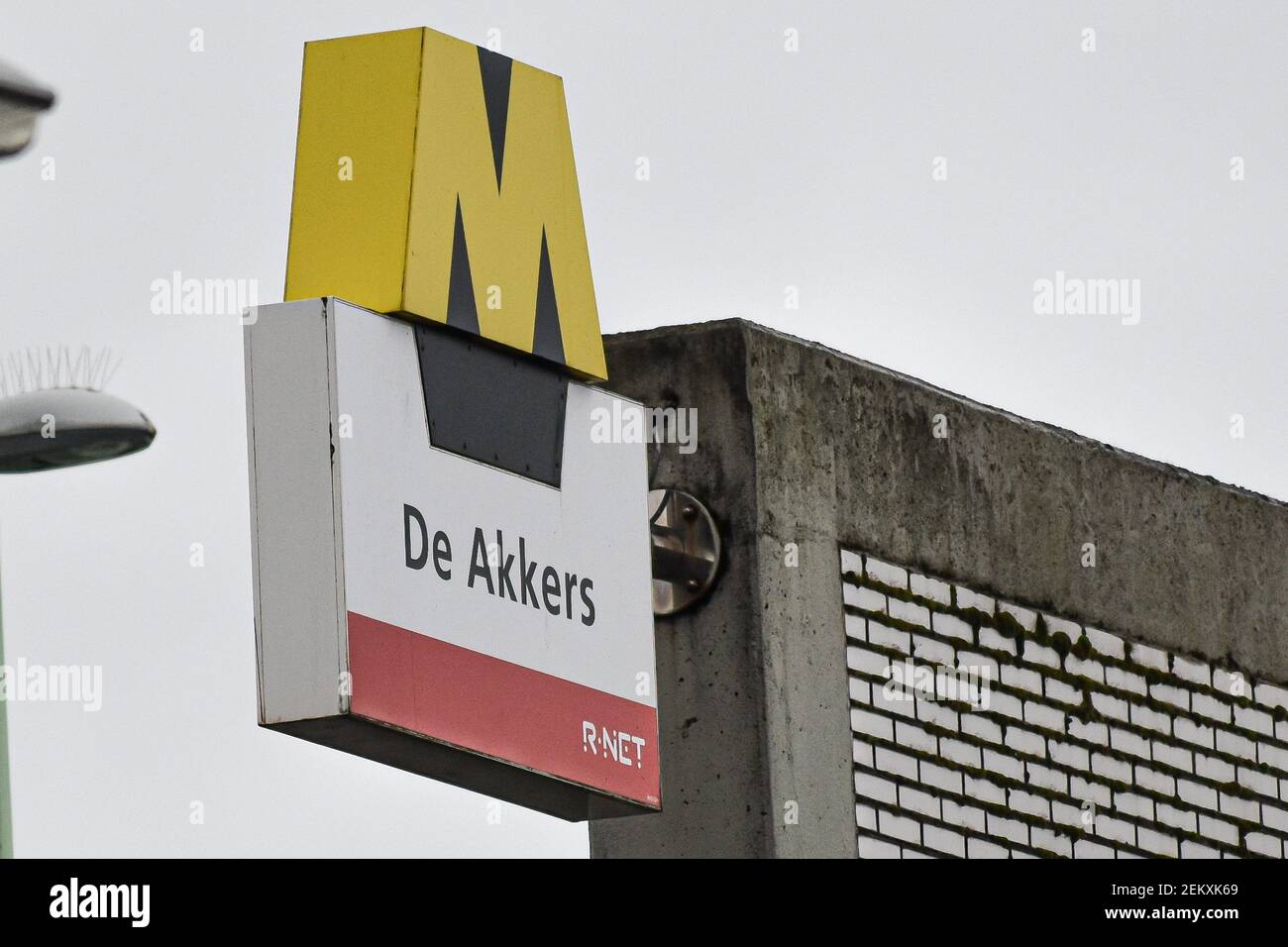 SPIJKENISSE, 2-11-2020, Metro rijdt in Spijkenisse door stopblok en ...