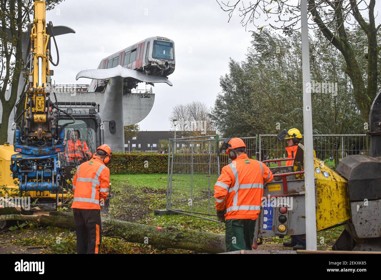 SPIJKENISSE, 2-11-2020, Metro rijdt in Spijkenisse door stopblok en ...
