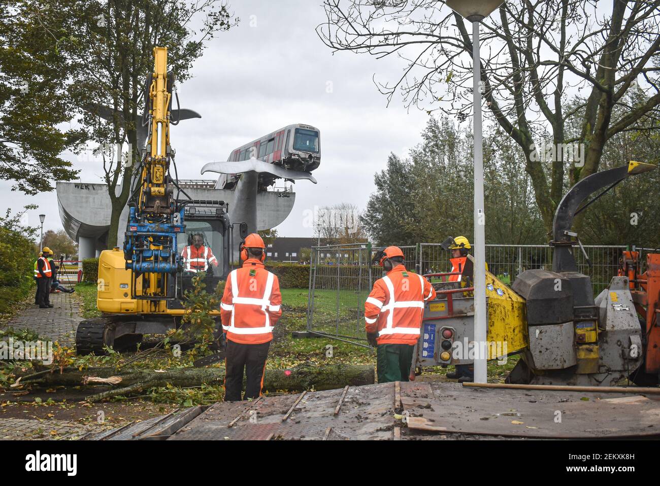 SPIJKENISSE, 2-11-2020, Metro rijdt in Spijkenisse door stopblok en ...