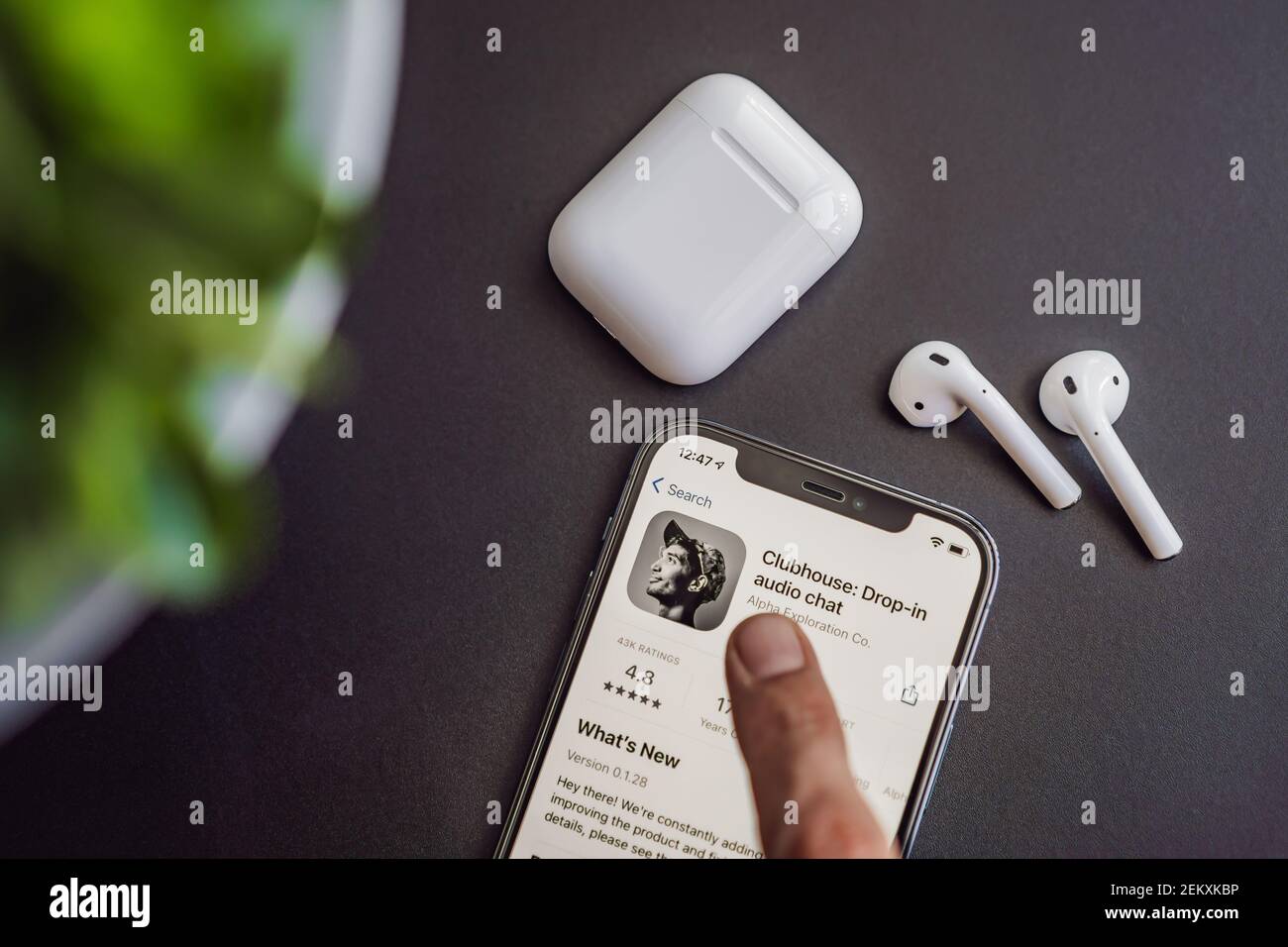 Iphone 12 microphone hi-res stock photography and images - Alamy