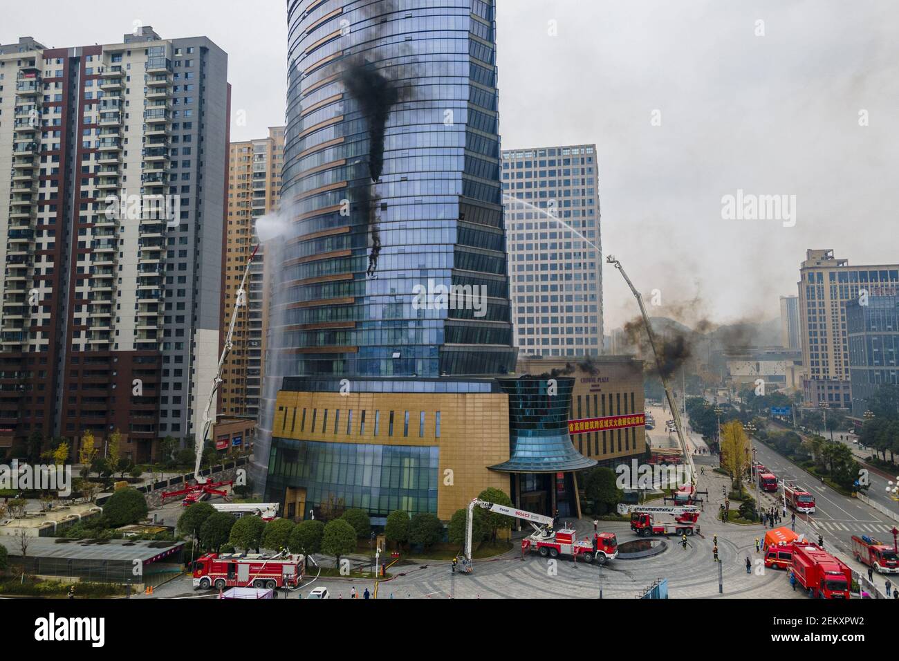 Firefighters from many parts of Hunan Province participate in high-rise ...