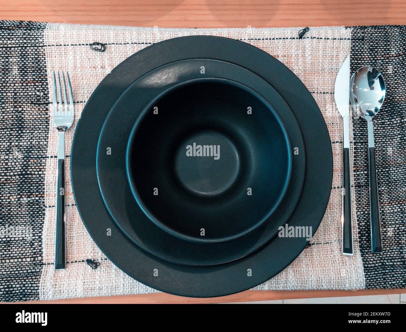 Dark elegant plates hi-res stock photography and images - Alamy