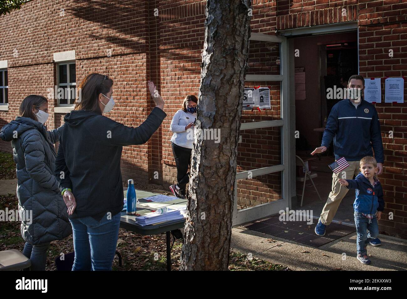 Darrell Owens and his two year-old son Lincoln wave goodbye to poll ...