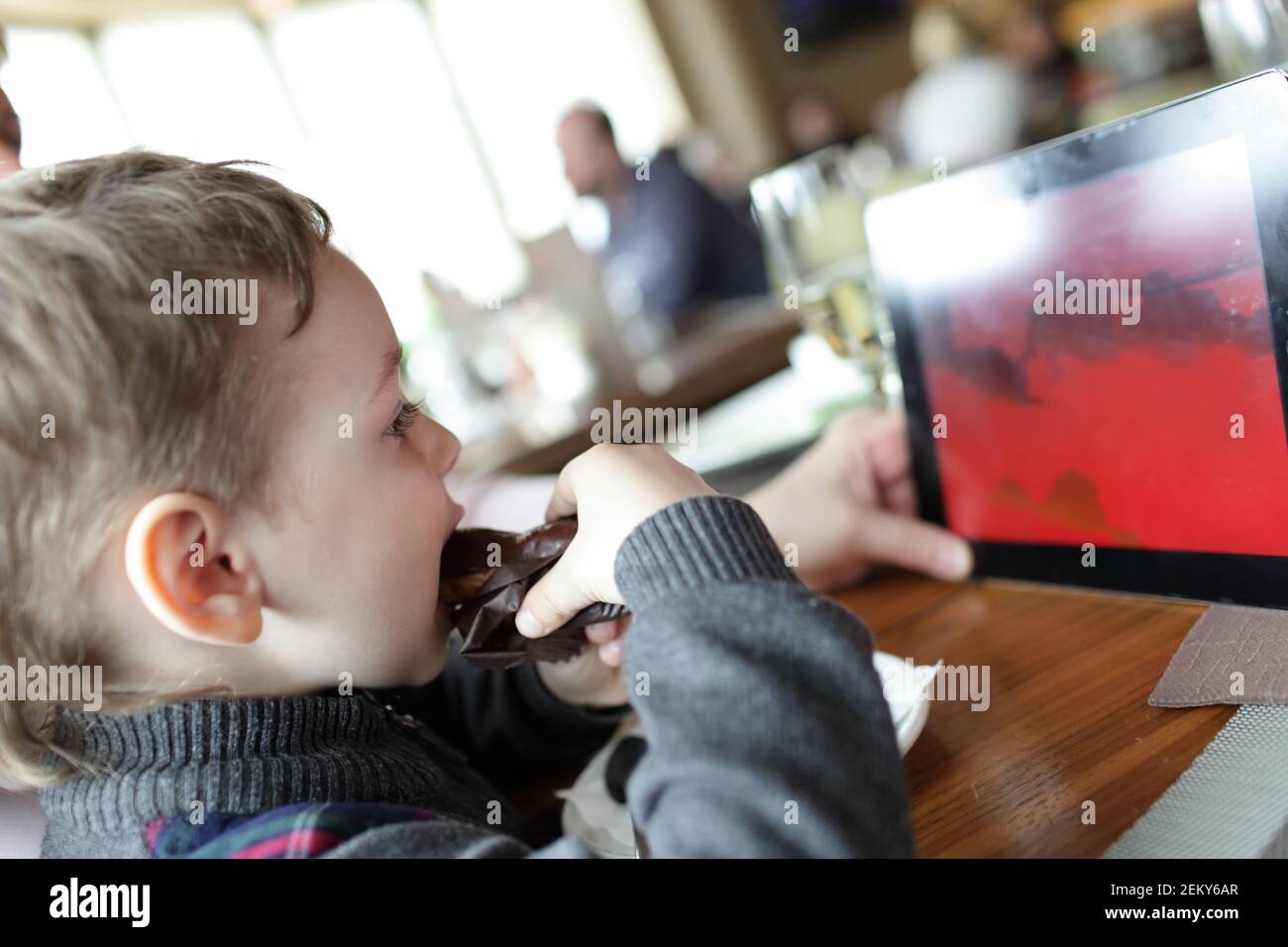 Kid thinking tablet computer hi-res stock photography and images - Alamy