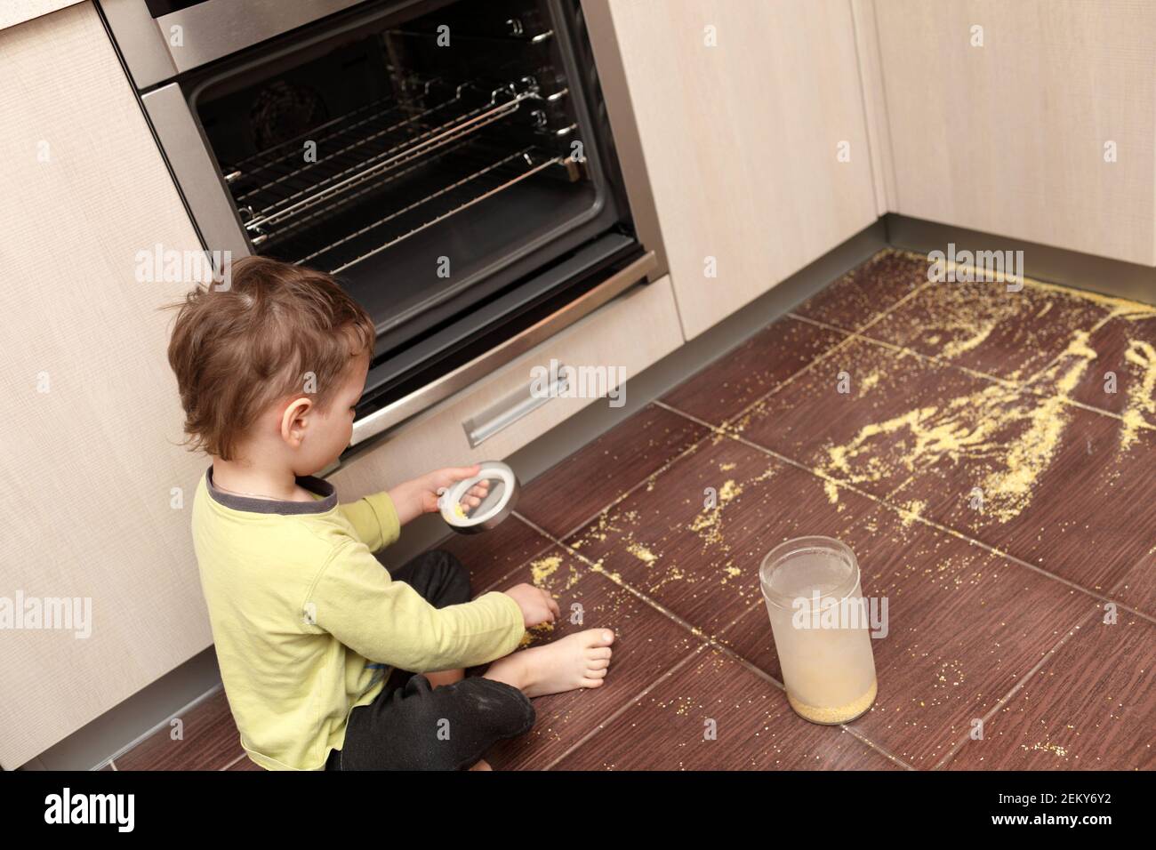 Child spilling cereal in the kitchen at home Stock Photo - Alamy