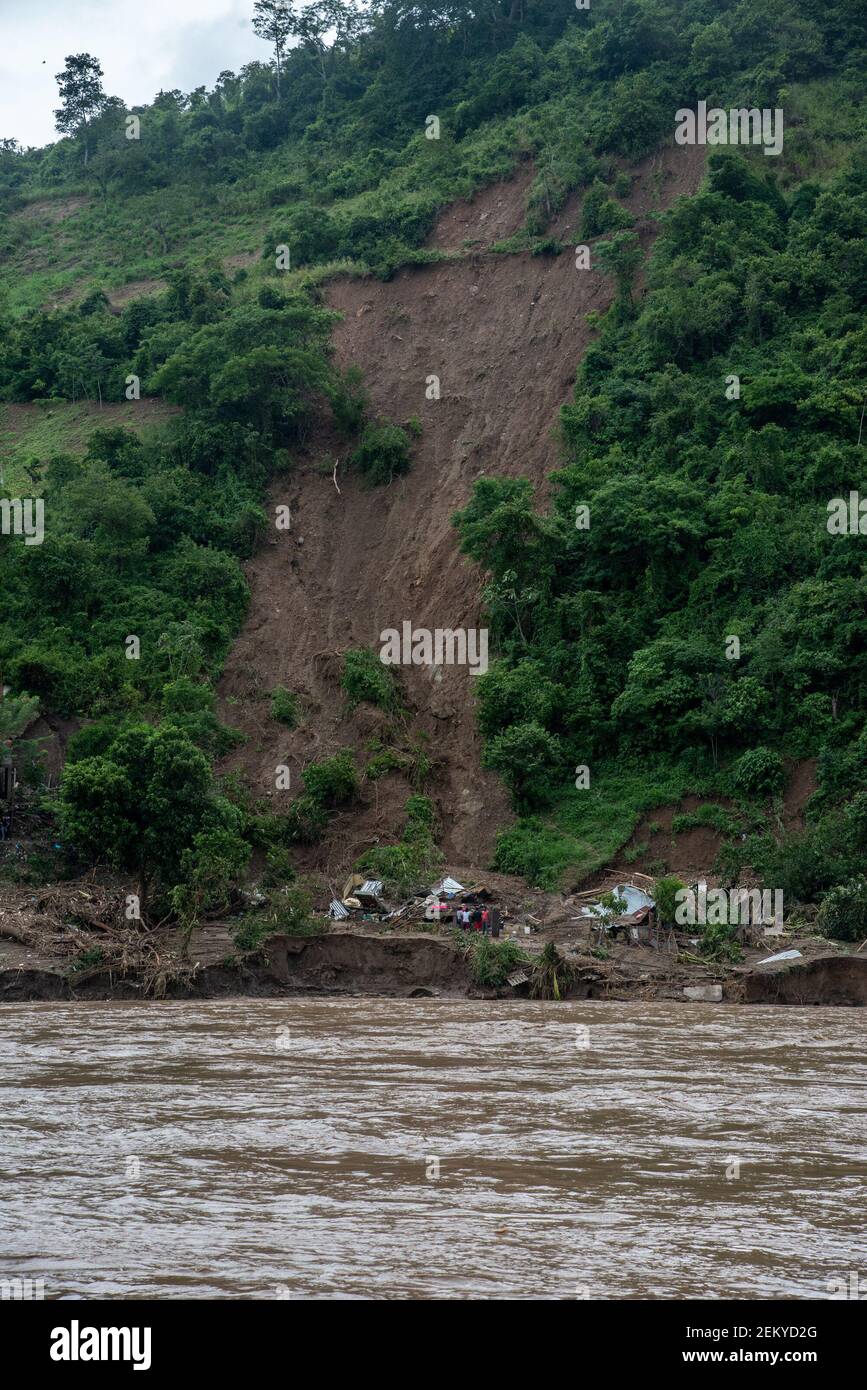 A massive mudslide fell into the flooded Chemelecon River in San Pedro ...