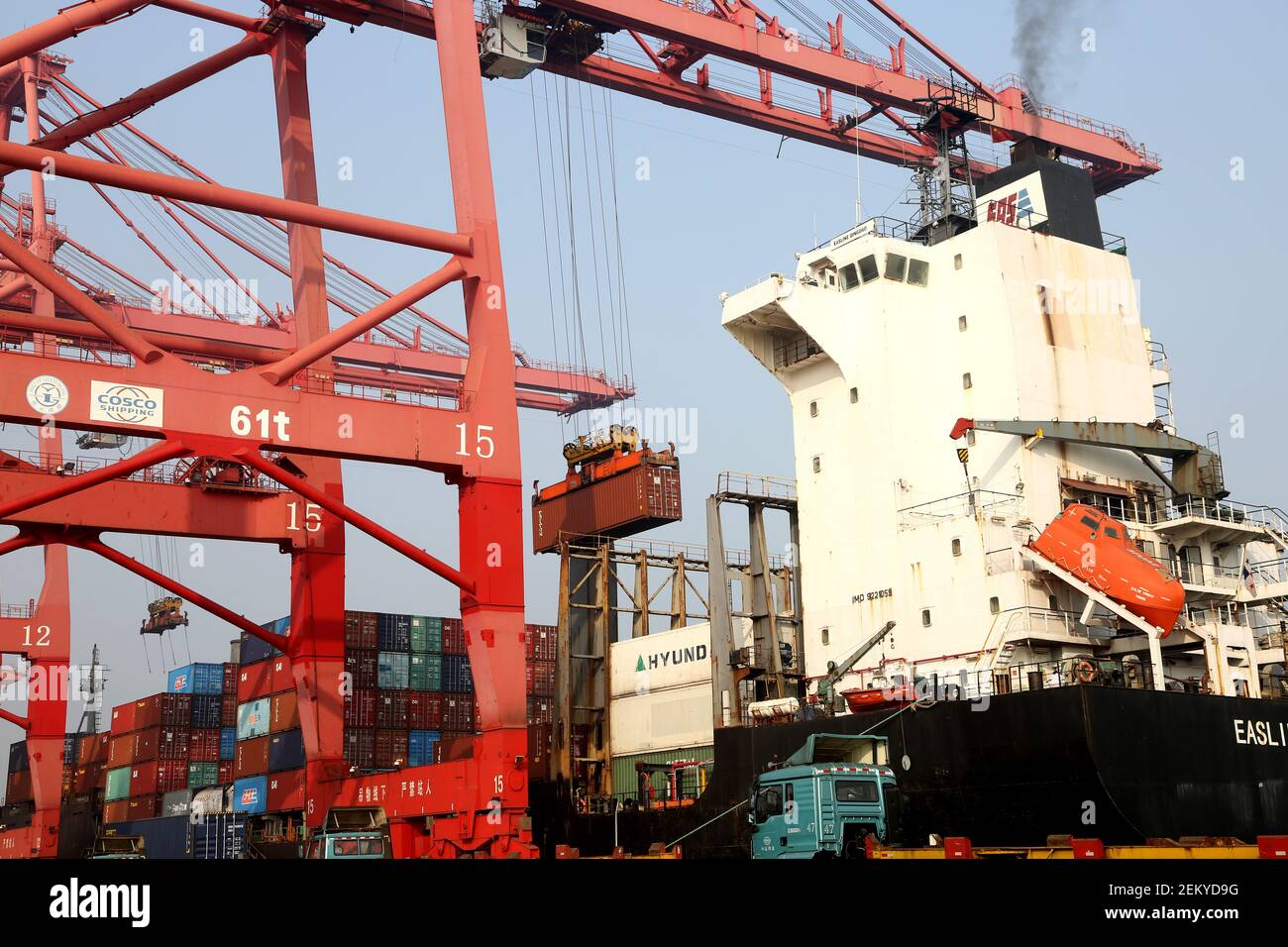 Cranes lift and arrange various containers at the Lianyungang Port ...