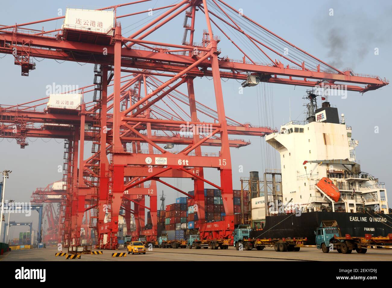 Cranes lift and arrange various containers at the Lianyungang Port ...