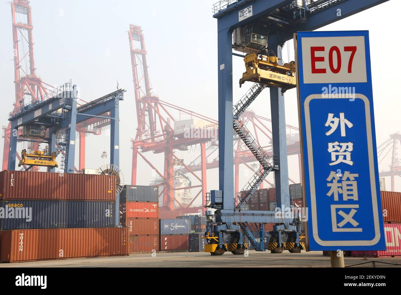 Cranes lift and arrange various containers at the Lianyungang Port ...
