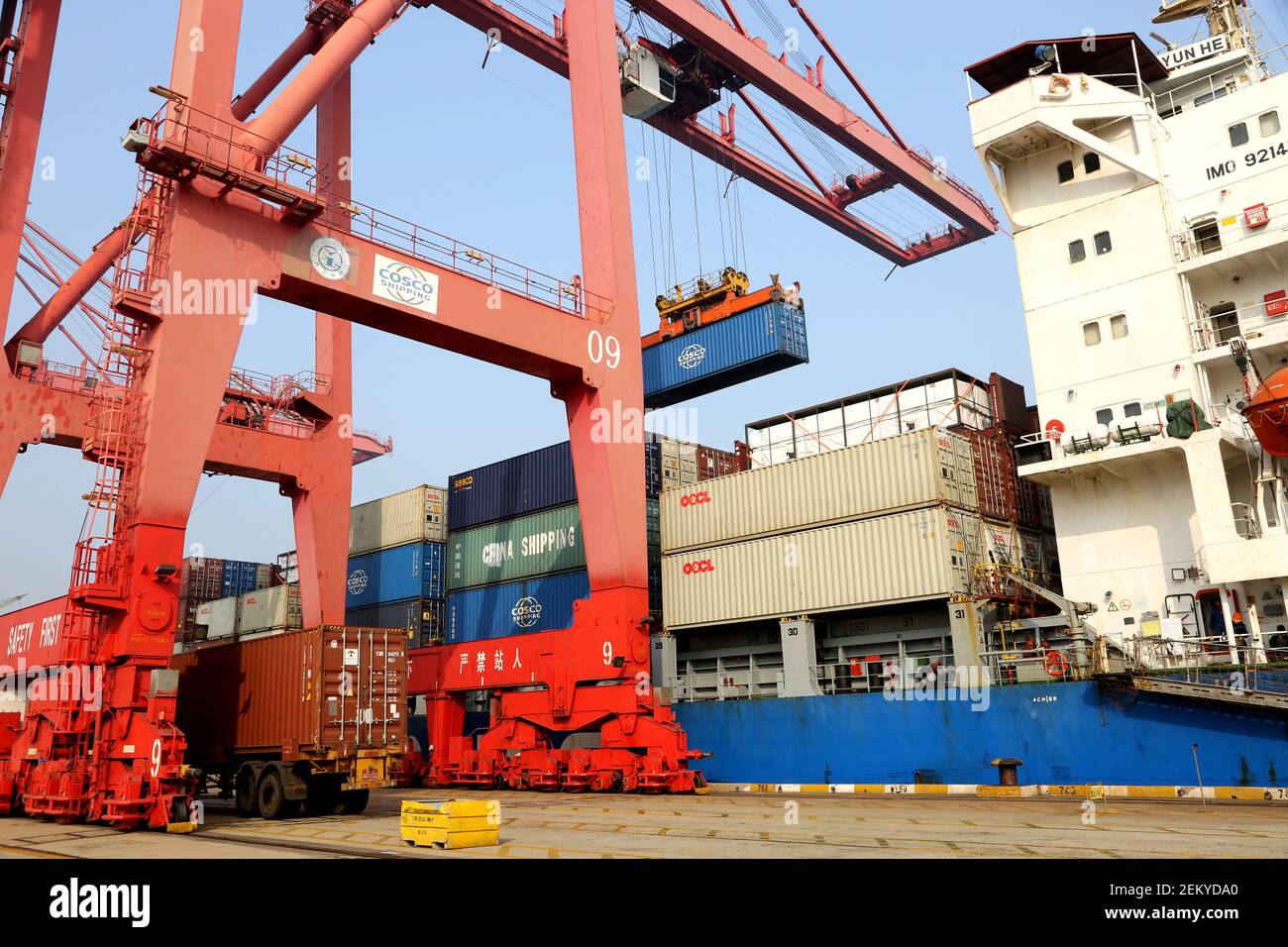 Cranes lift and arrange various containers at the Lianyungang Port ...