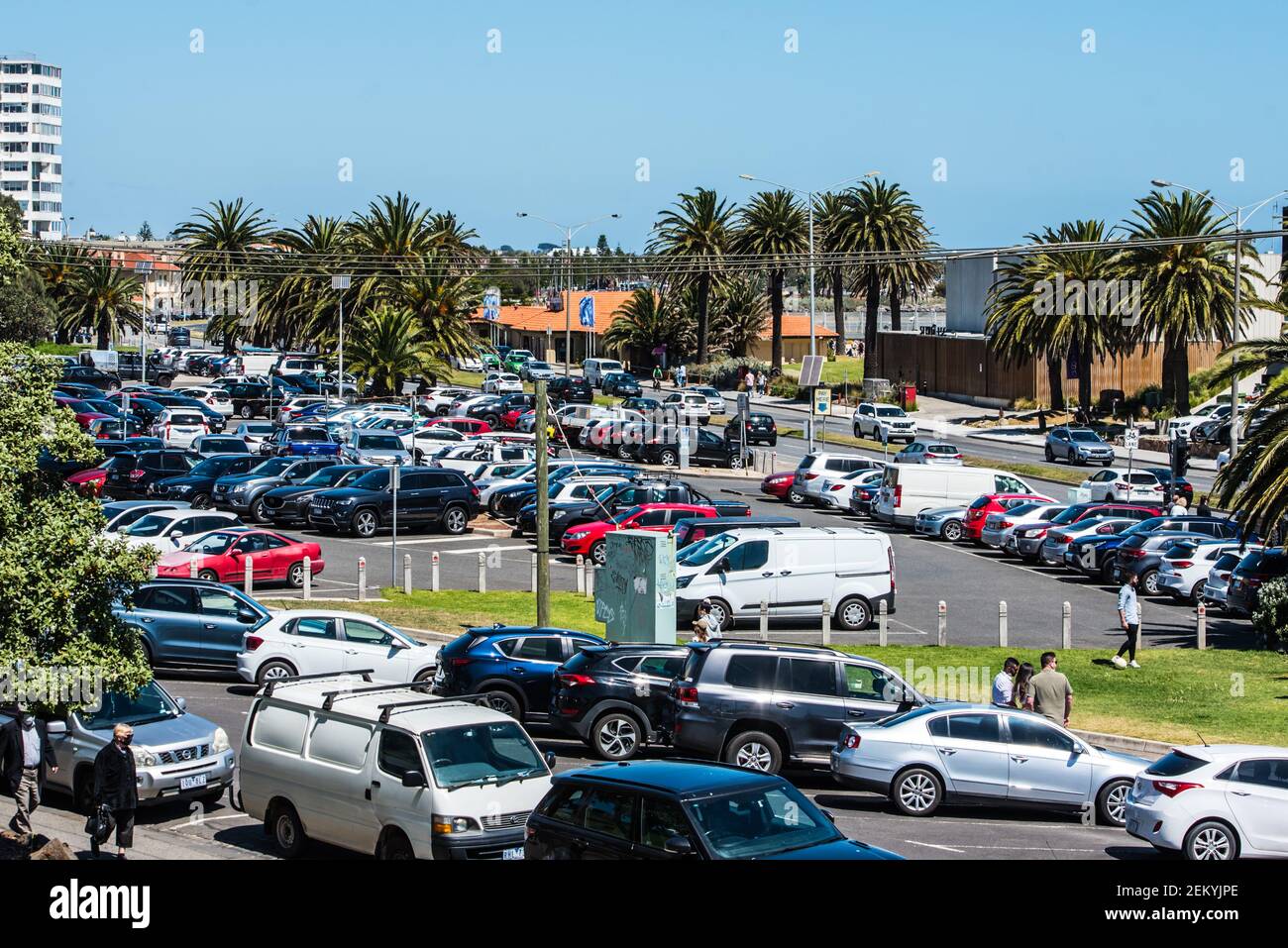 A busy parking with no free space at St Kilda beach in Melbourne ...