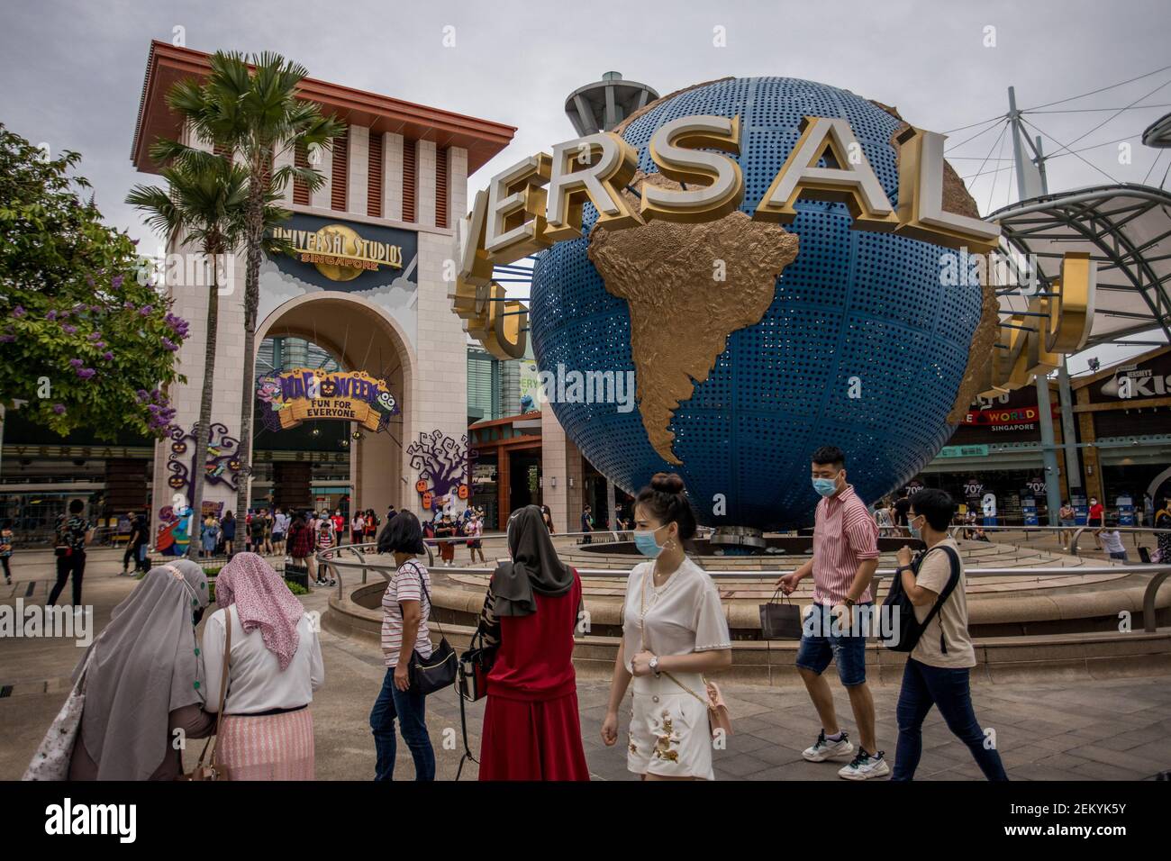 People wearing protective face mask visit the Universal Studios ...