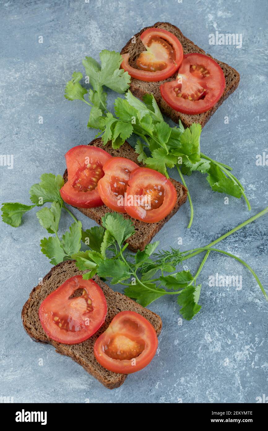 Tomato toasts hi-res stock photography and images - Alamy