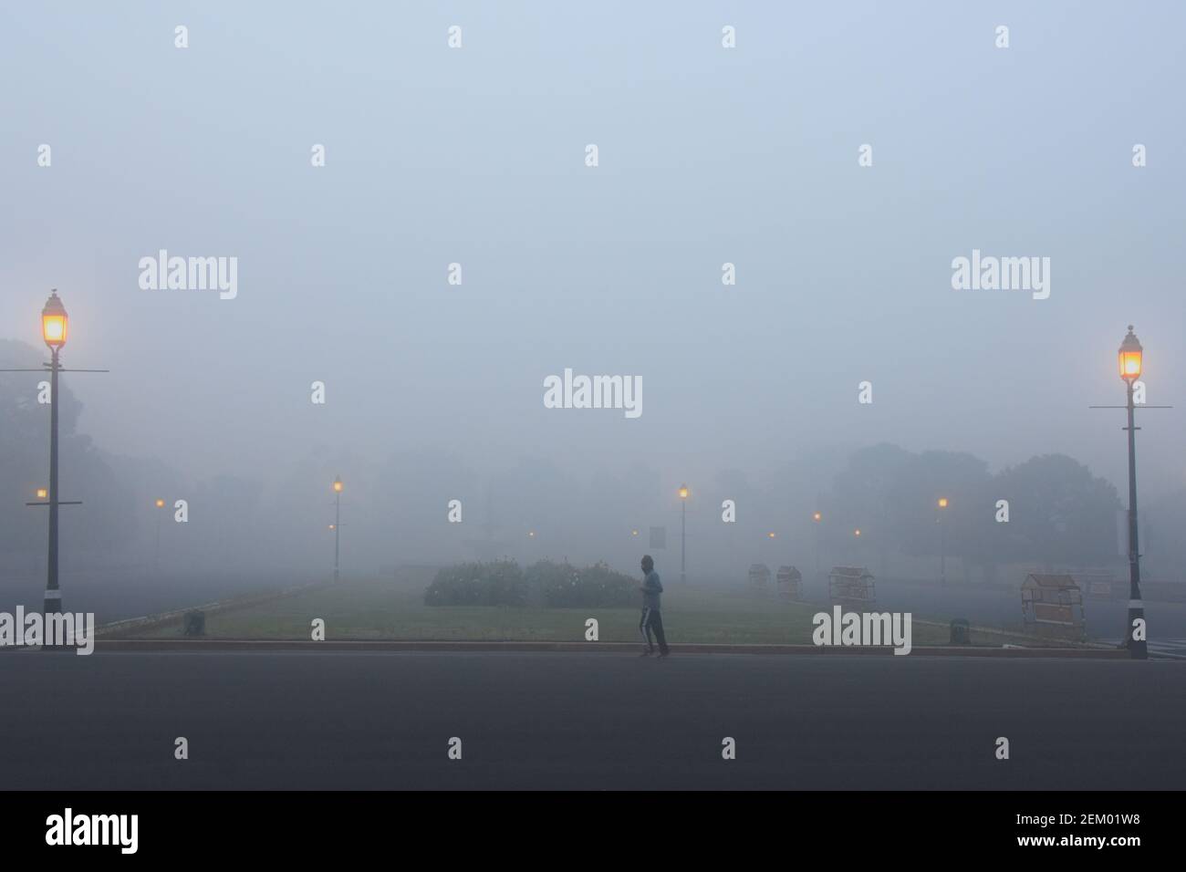 A man jogging close to Rashtrapati bhavan amid heavy smog and haze ...