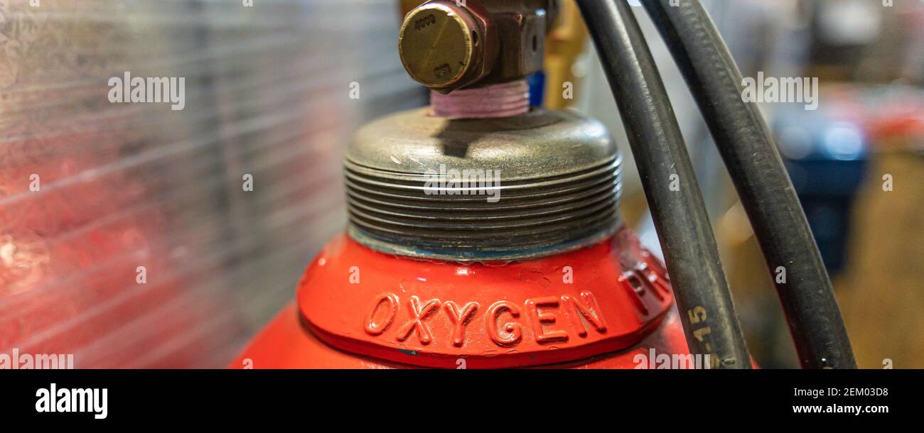 Red oxygen gas tank for industrial welding in factory Stock Photo - Alamy