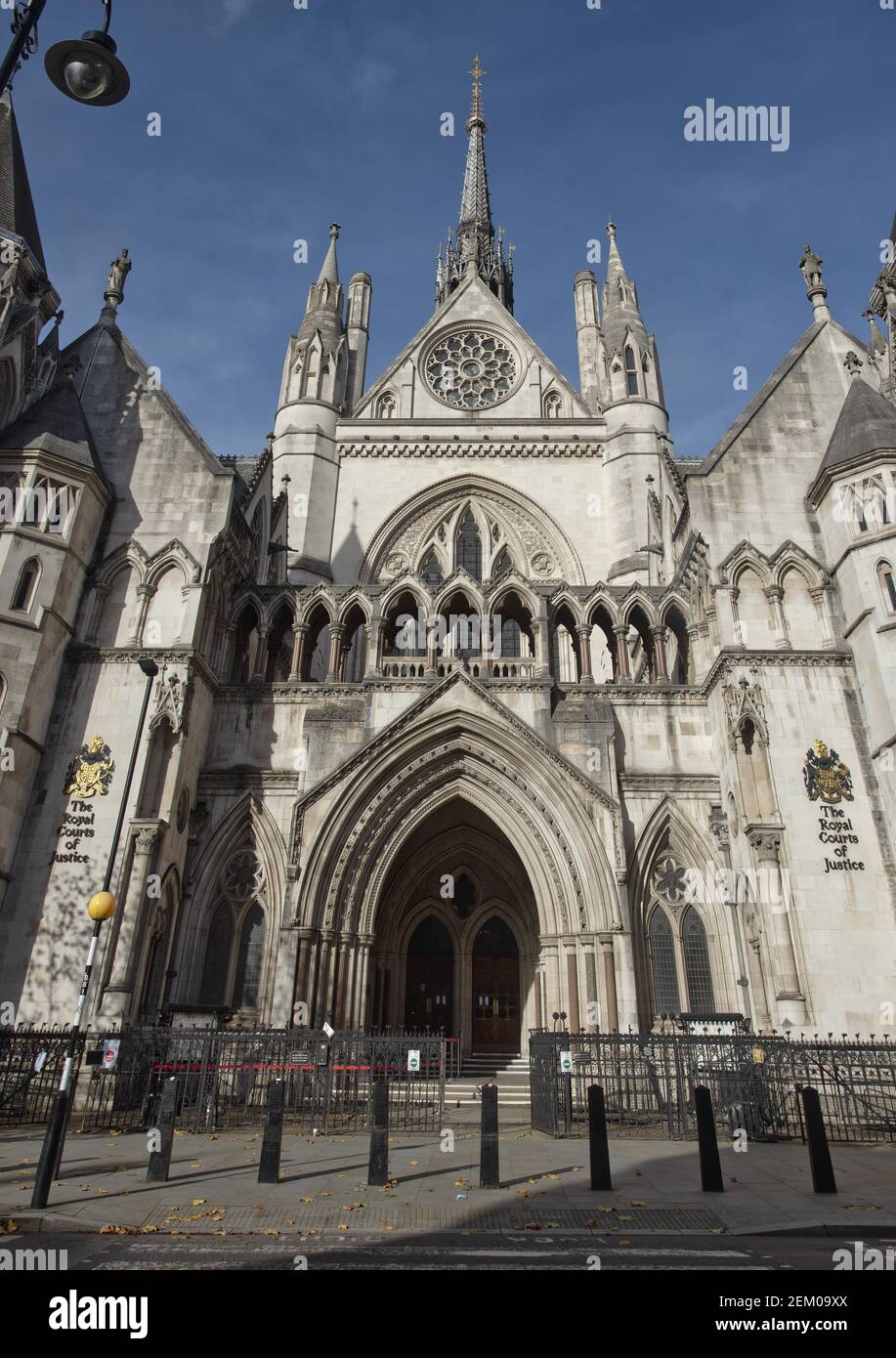 A view of the main entrance to the Royal Courts of Justice in London ...