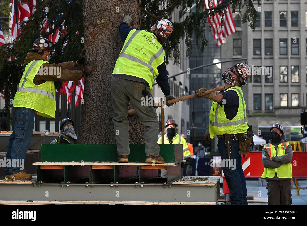 Patrick Kiernan (r), Iron Worker Local 40, helps riggers place the 2020 ...