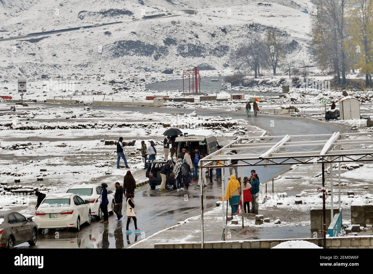 Heavy snow fall on roads from Kaghan to Naran as The region on Monday ...