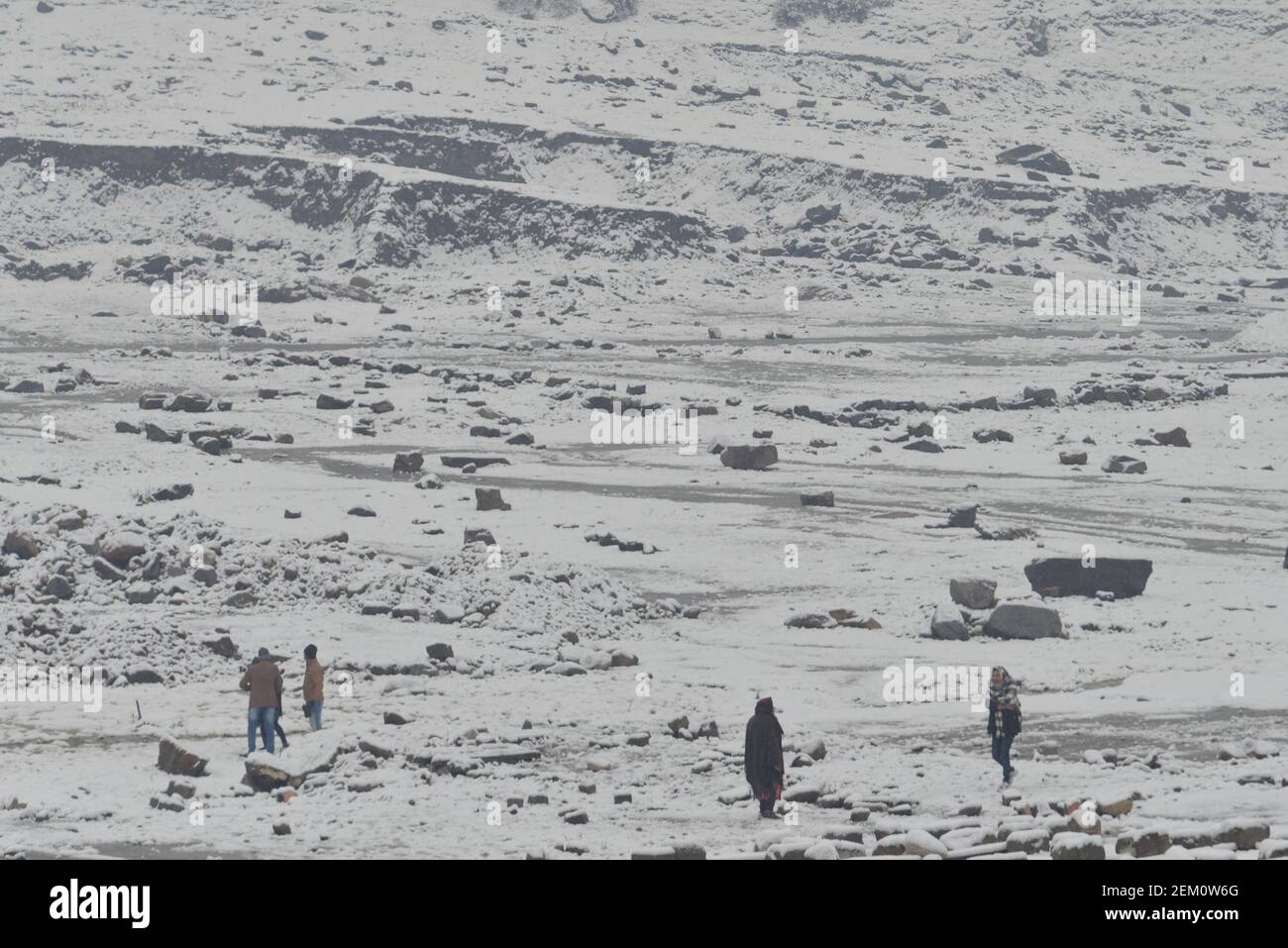 Heavy snow fall on roads from Kaghan to Naran as The region on Monday ...