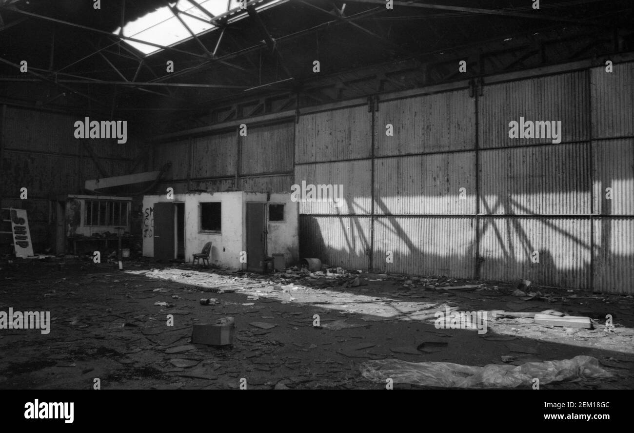 Inside large empty warehouse uk hi-res stock photography and images - Alamy
