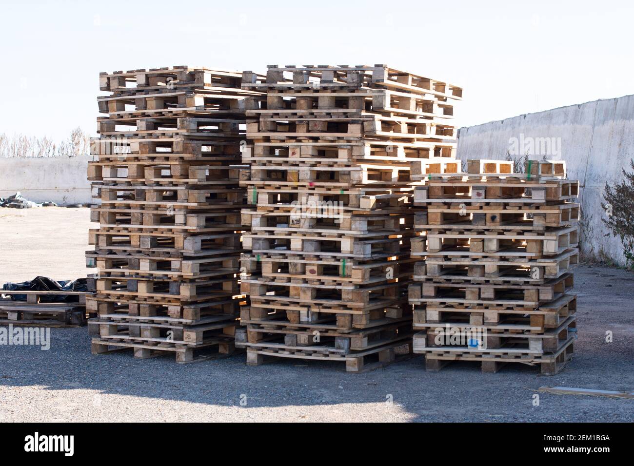 Pallet - wooden shipping container, grounds for collection, storage ...