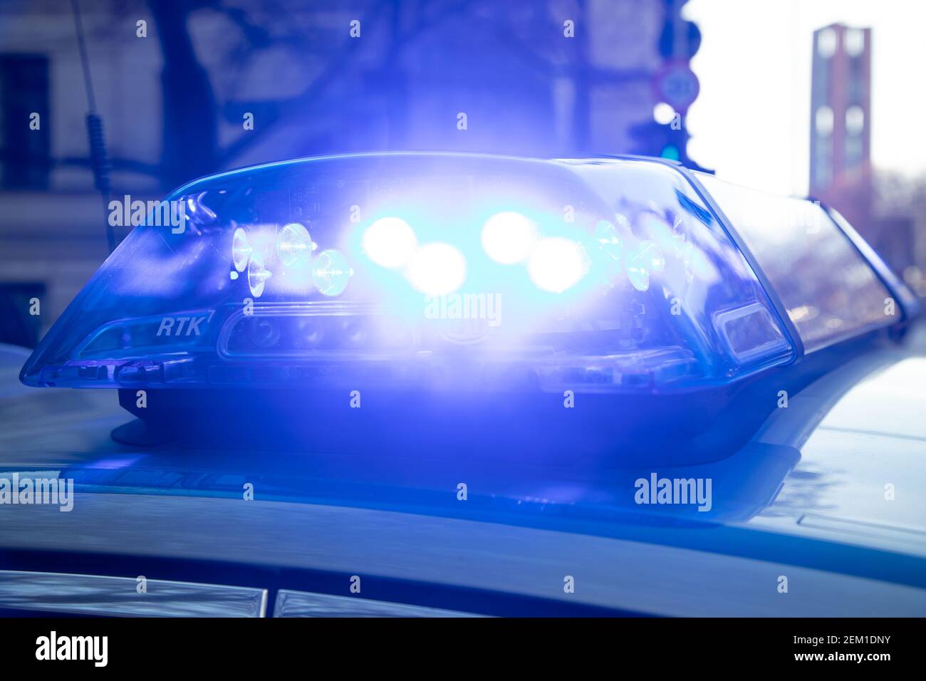 Polizeiwagen mit Blaulicht im Einsatz. -- Police car with bluelight in ...